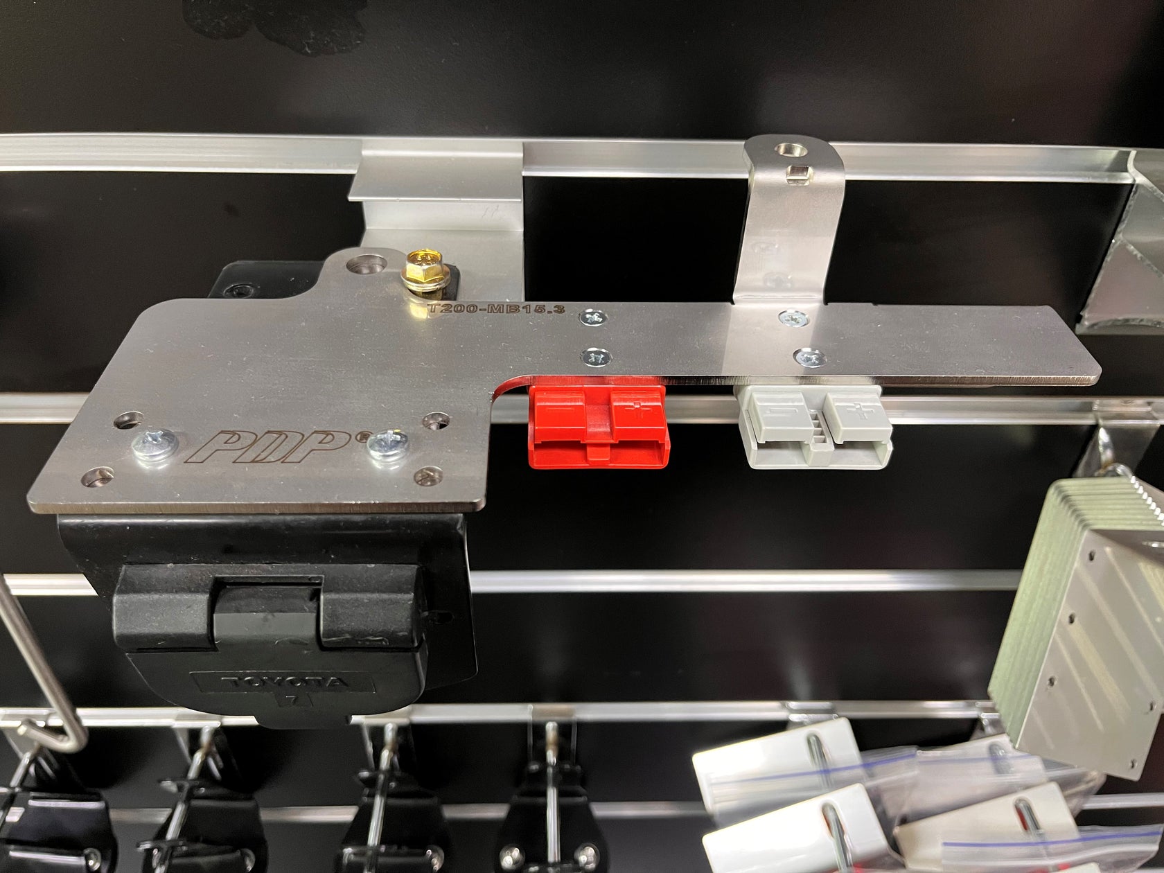 200 series | PDP Trailer plug + Anderson + Air Bag Schrader | Bracket ...